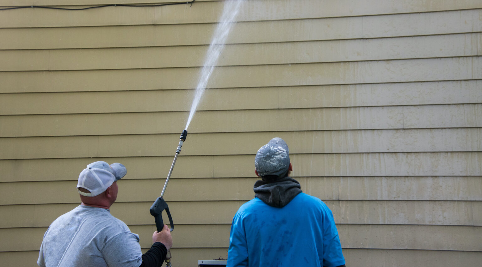 5 Tips for Pressure Washing Vinyl Siding | The Powerwashing Kings